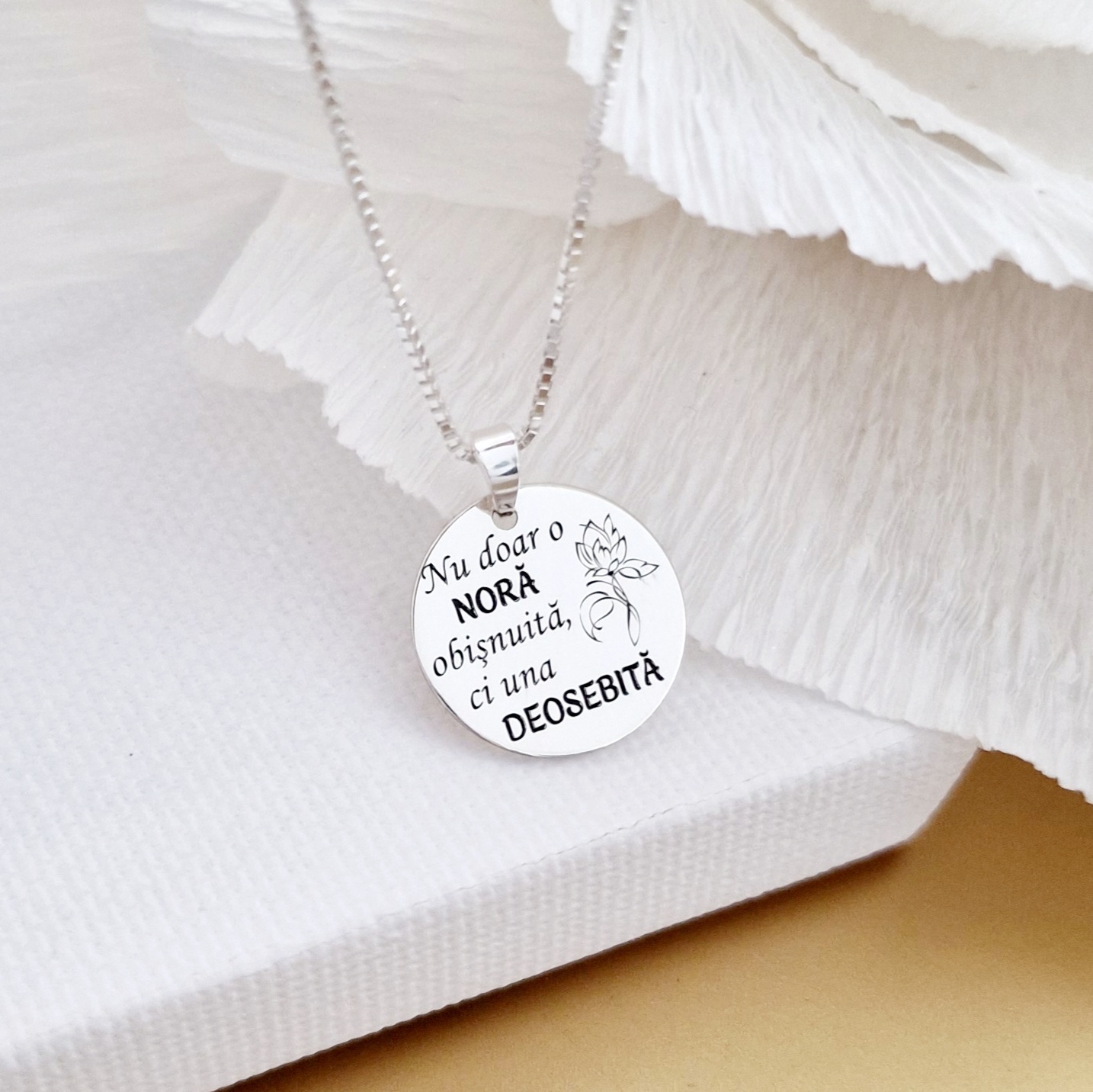 Lantisor cu pandantiv Nora deosebita - Model banut 15 mm cu floare ...