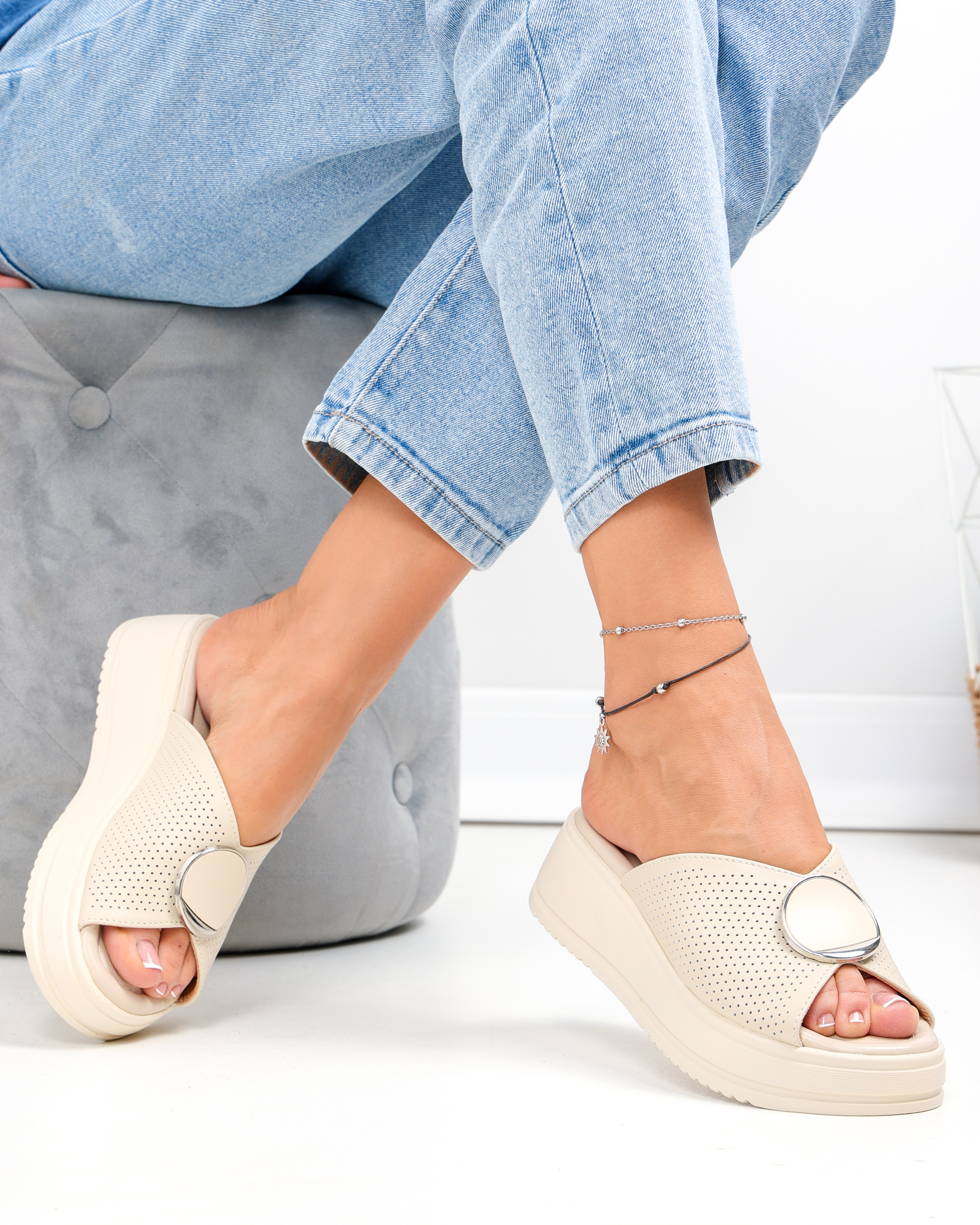 Papuci dama piele naturala bej cu element metalic T6026