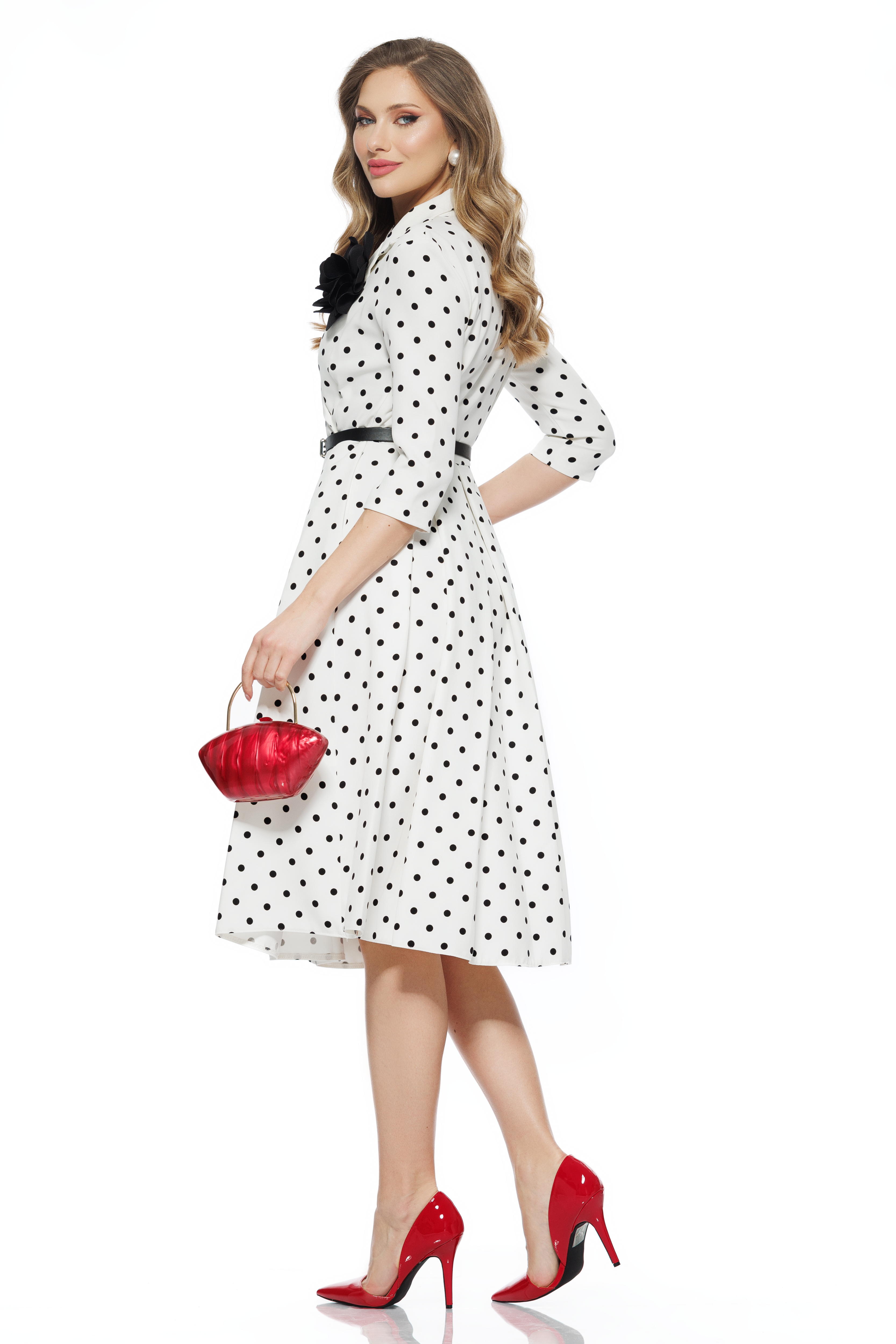 Rochie eleganta premium alba cu buline curea si floare decorativa ...
