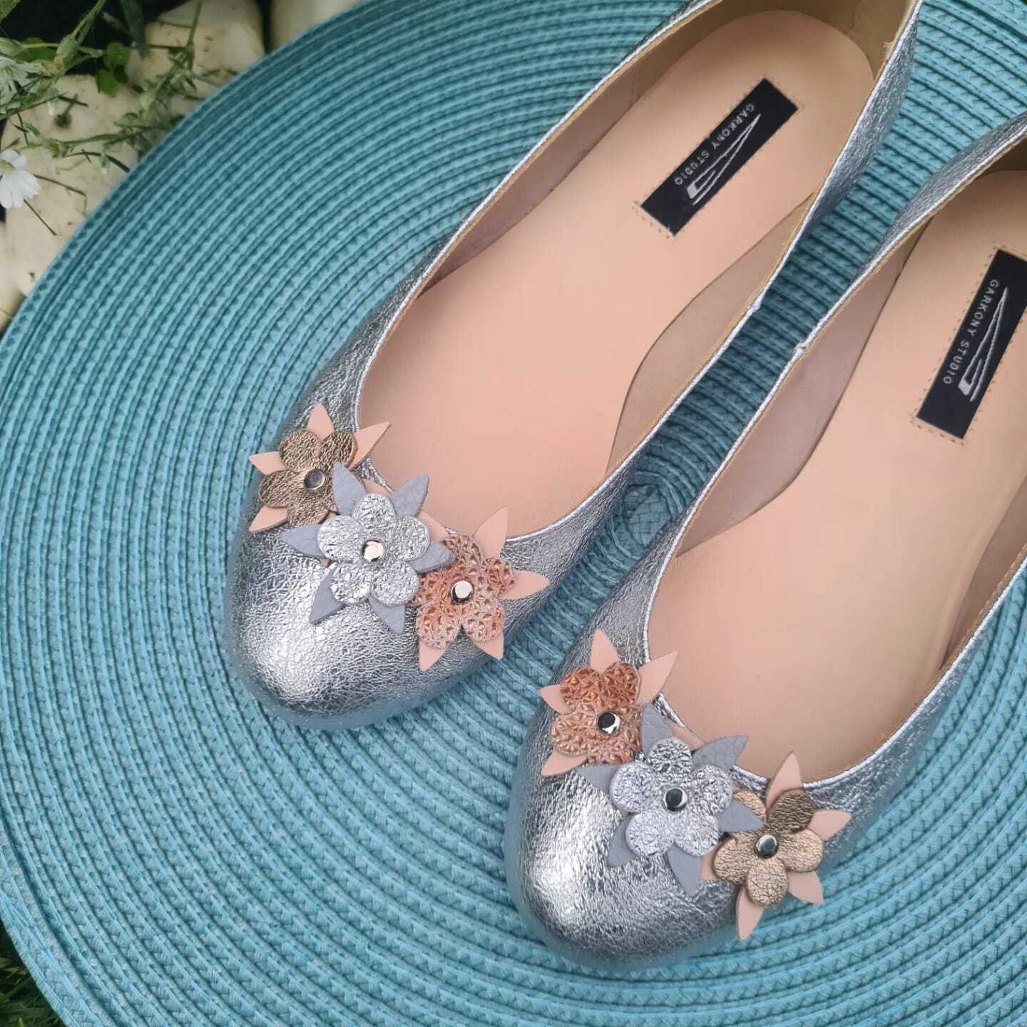 Balerini argintii cu model floral din piele naturala Mango - Garkony